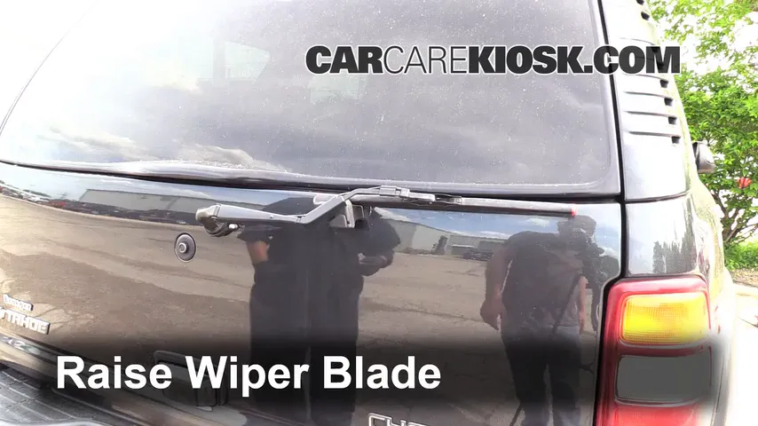 Rear Windshield Wiper Blade Change: 2003 Chevrolet Tahoe LS 5.3L V8