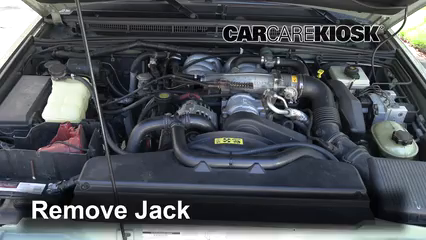 Replace Flat Tire with Spare Tire: 2003 Land Rover Discovery SE 4.6L V8