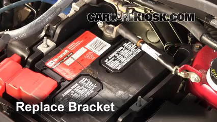 Cambio de batería de Ford Fiesta 2011-2019 - 2011 Ford Fiesta SE 1.6L 4 ...