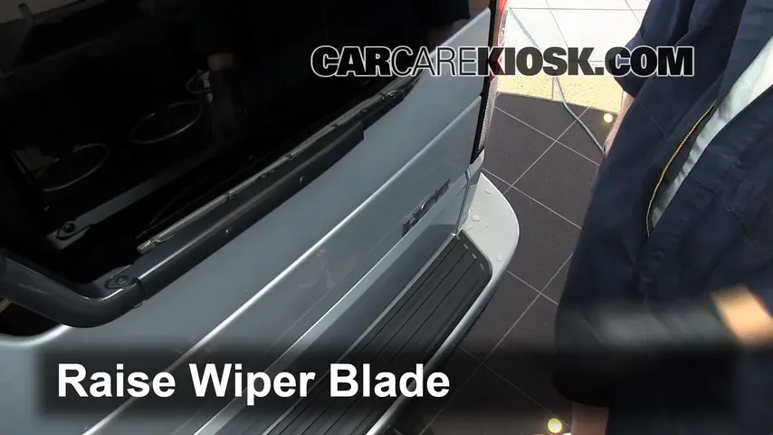 Rear Windshield Wiper Blade Change: 2011 Land Rover LR4 HSE 5.0L V8