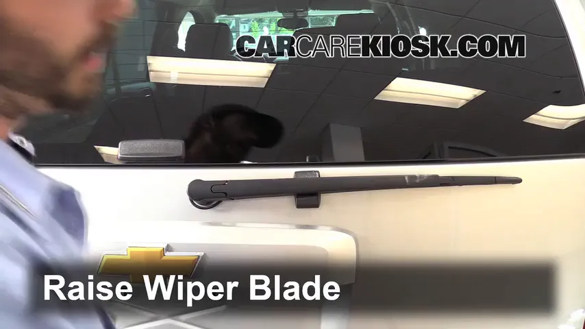 Rear Windshield Wiper Blade Change: 2007 Chevrolet Tahoe LTZ 5.3L V8