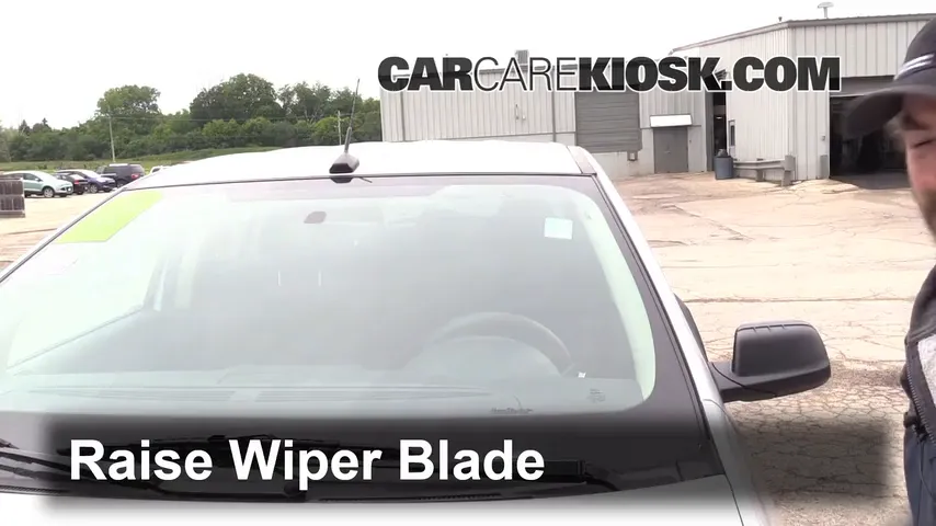 Front Windshield Wiper Blade Change: 2013 Ford Edge Limited 3.5L V6